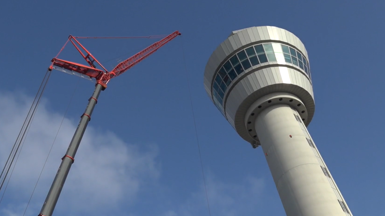 Nieuwe Radome geplaatst op verkeerstoren Schiphol