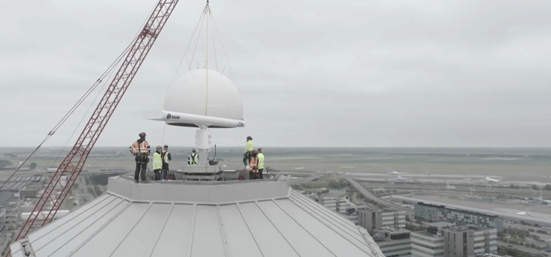 Nieuwe Radome geplaatst op verkeerstoren Schiphol