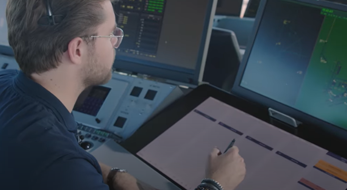 ELECTRONIC FLIGHT STRIPS: GEVEN AAN OF EEN BAAN BESCHIKBAAR IS